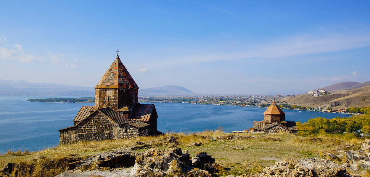 Voyage-Arménie-Lac-Sevan-église-paysage - Au Coeur Des Peuples